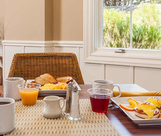 Pacific Grove Accommodations | Lighthouse Lodge & Cottages
